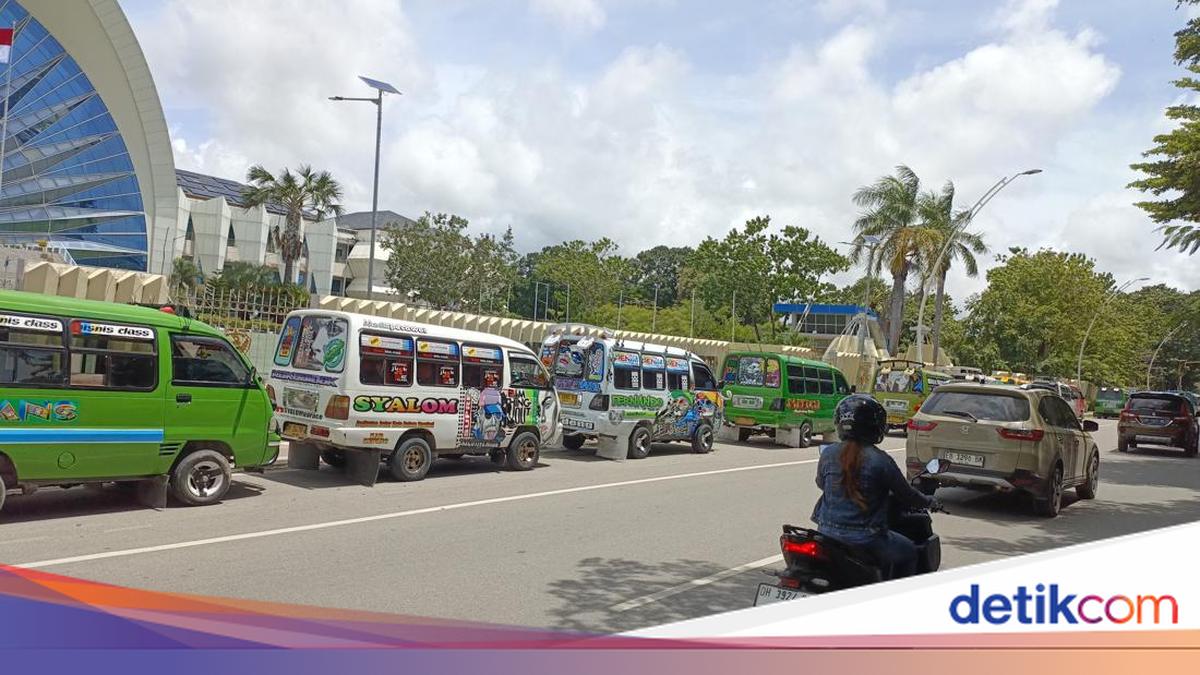 Protes Pikap Angkut Banyak Penumpang, Sopir Bemo Demo di Kantor ...