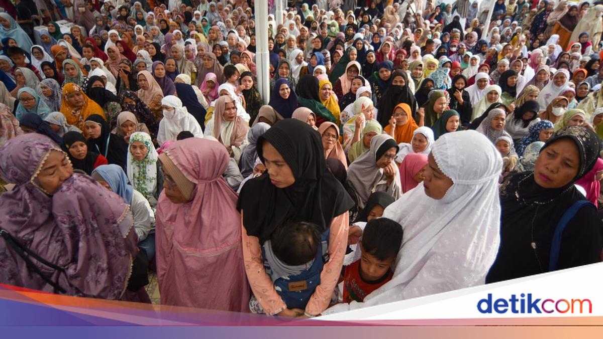 Antrean Mengular, 5 Ton Beras Gratis Diserbu Warga Padang