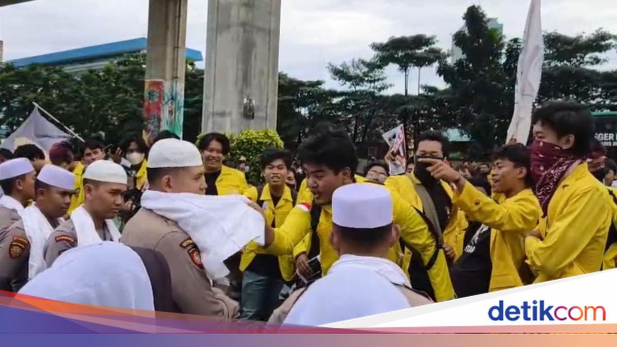 Penjelasan Polisi soal Anggota Pakai Peci-Serban saat Amankan Demo ...