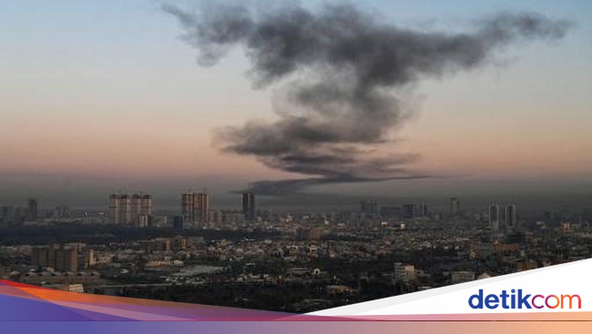 Membalas! Iran Serang 27 Pangkalan AS, Ledakan Terdengar di Dubai-Doha
