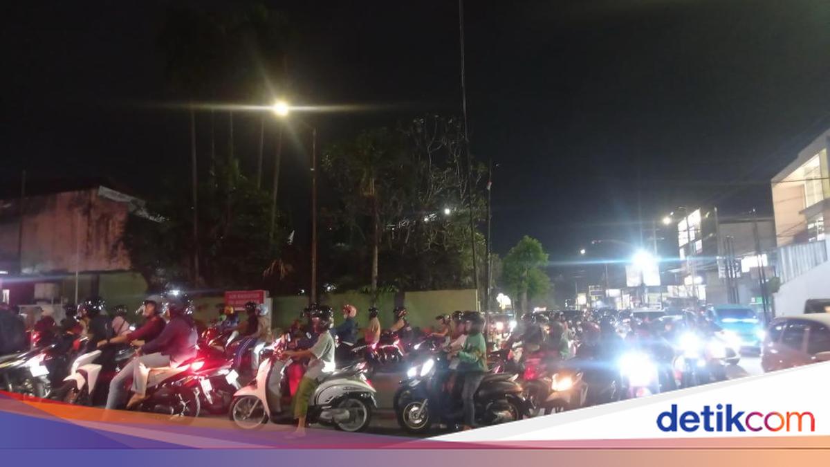 Antrean SPBU di Jember Mengular gegara Isu Kelangkaan BBM