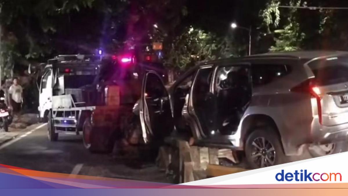 Pengemudi Ngantuk, Mobil Ringsek Tabrak Separator Busway di Jakbar