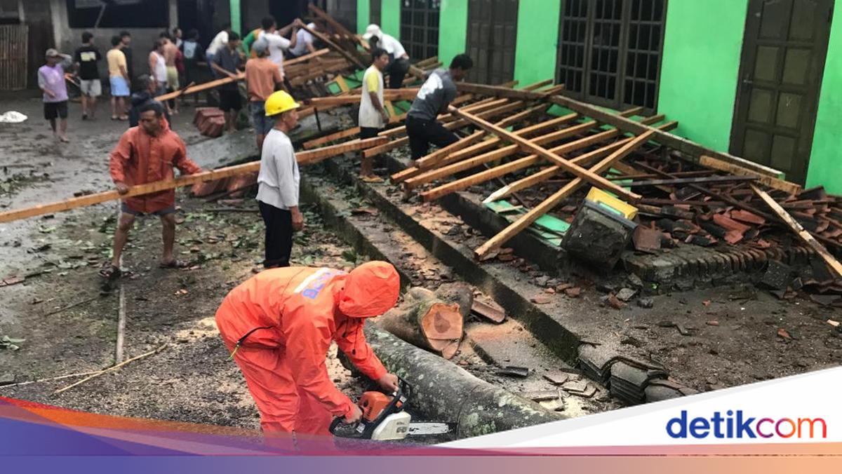 Pohon Tumbang Timpa Teras Rumah di Mojosongo Boyolali