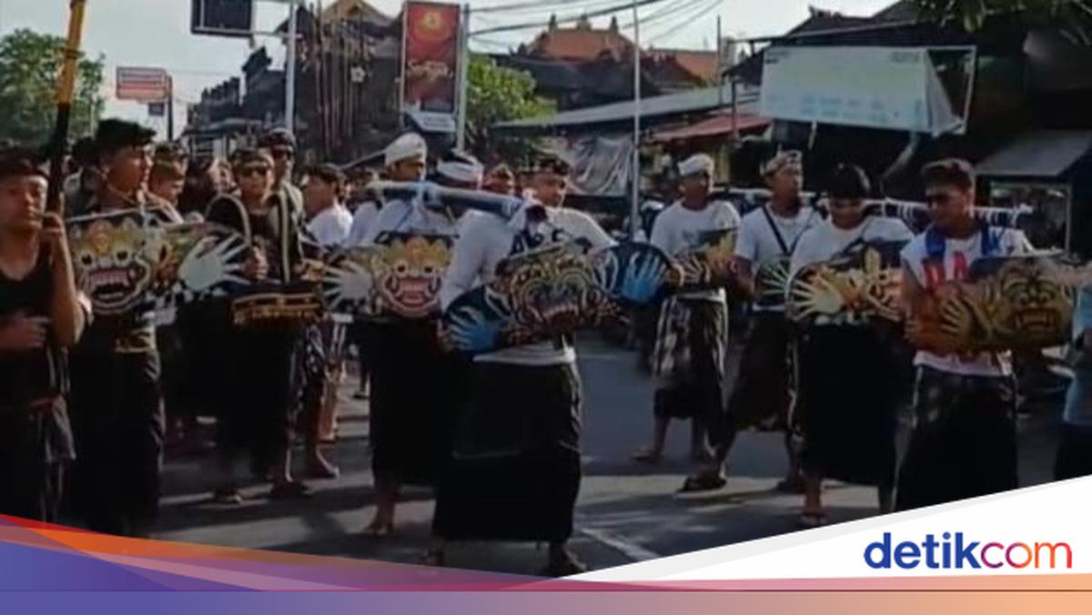 Tradisi Tek-Tekan Nangkluk Merana Jelang Nyepi di Kediri Tabanan