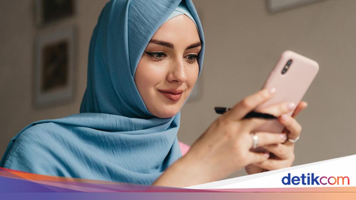 Bolehkah Perempuan Haid Membaca Al-Quran di HP? Ini Penjelasannya