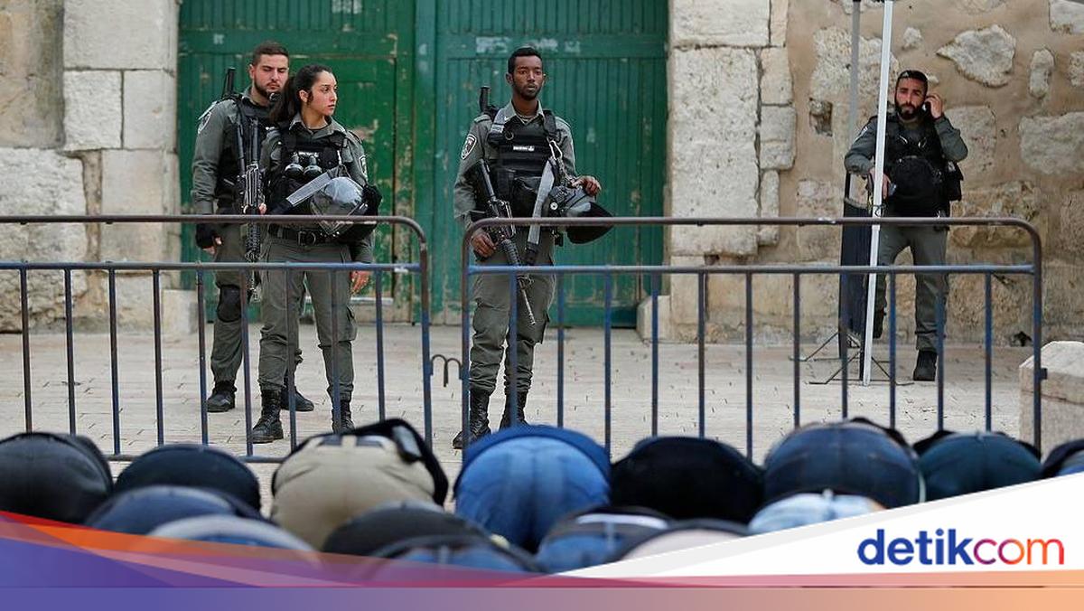 17 Hari Penutupan Masjid Al-Aqsa, Warga Palestina Salat-Doa di Luar Masjid
