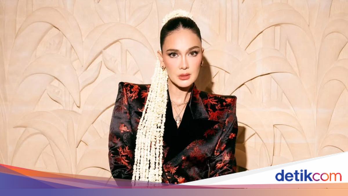 Gaya Dramatis Luna Maya di Premier Suzanna, Ronce Melati Curi Perhatian
