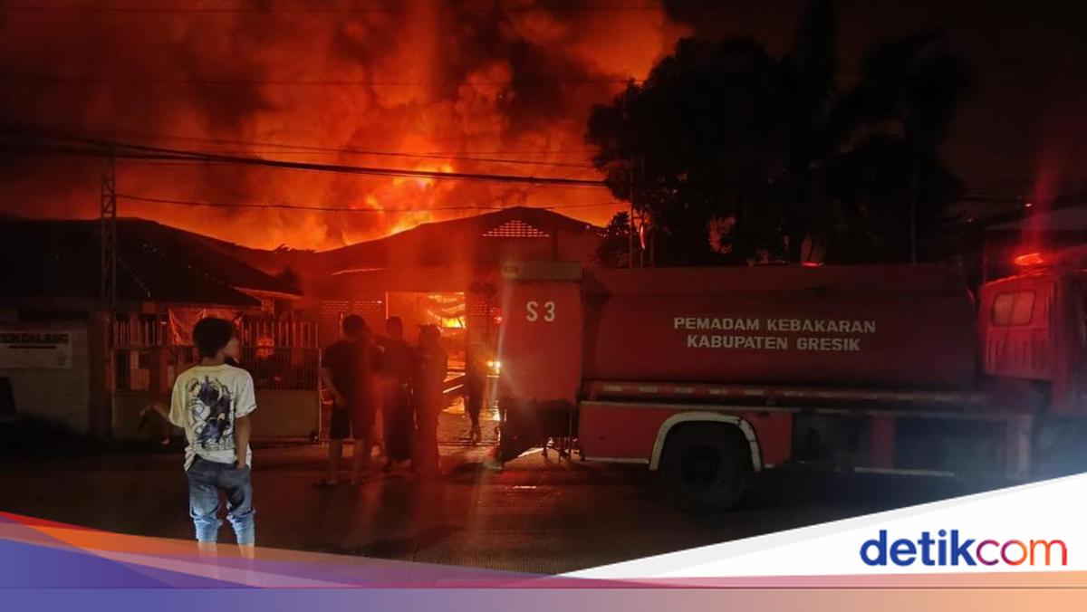 Detik-detik Pabrik Cat-Tiner di Gresik Meledak hingga Terbakar Hebat