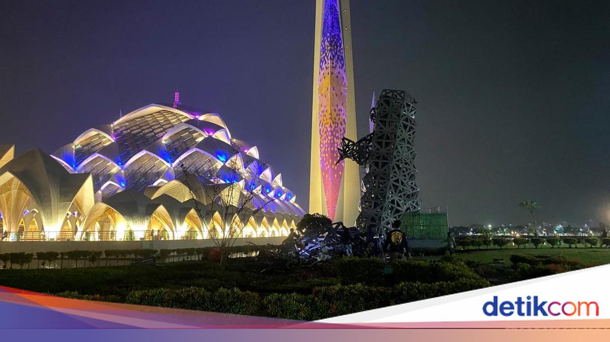 Tower di Kawasan Masjid Al Jabbar Roboh Diterjang Puting Beliung