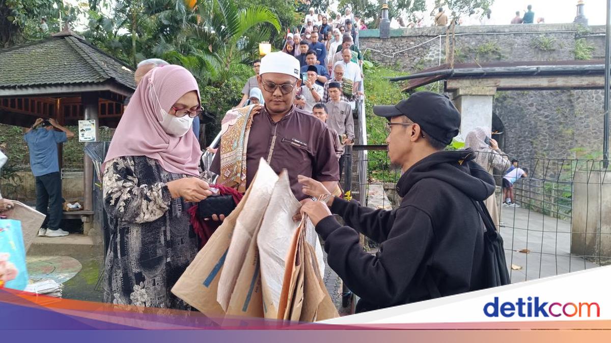 Penjaja Tikar 'Kecipratan' Berkah Salat Id Muhammadiyah di Sempur Bogor