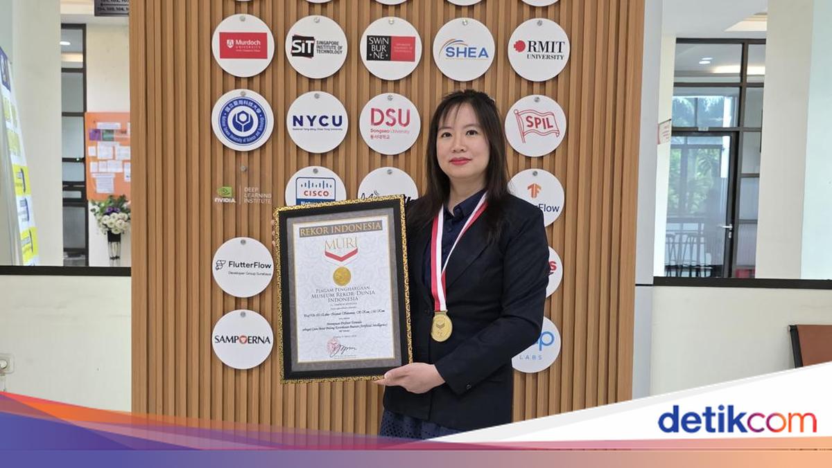 Inspiratif! Dosen Surabaya Ini Raih Rekor MURI Guru Besar Termuda