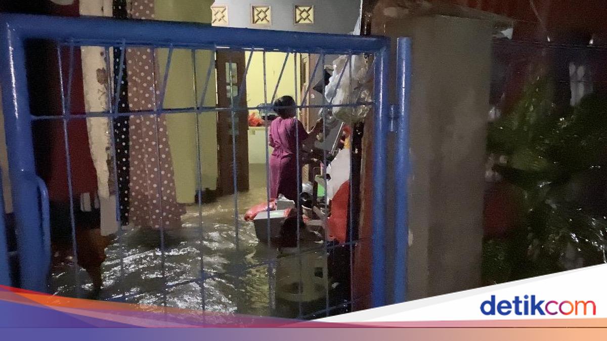 Banjir Setu Pedongkelan Depok Meluap hingga ke Permukiman Warga