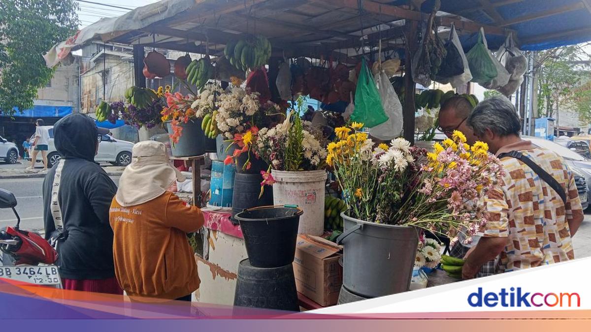 Penjualan Bunga Ziarah di Pasar Sukaramai Meningkat saat Lebaran