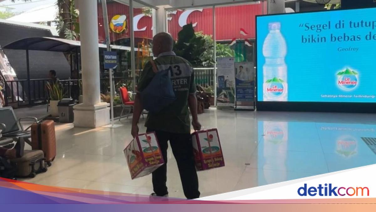 Kisah Mustain, 34 Tahun Jadi Porter di Stasiun Gubeng Tanpa Mudik Lebaran