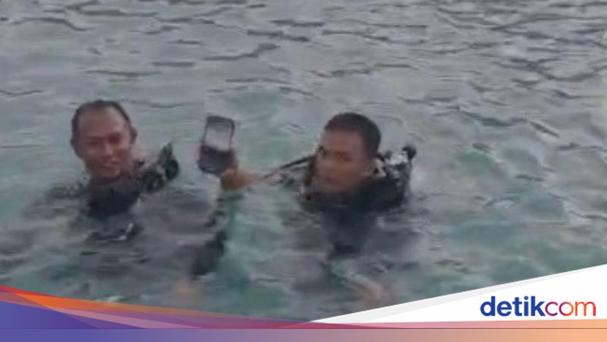 Polisi Nyelam Cari HP Wisatawan Jatuh di Pulau Pari, Ketemu di Dasar Laut