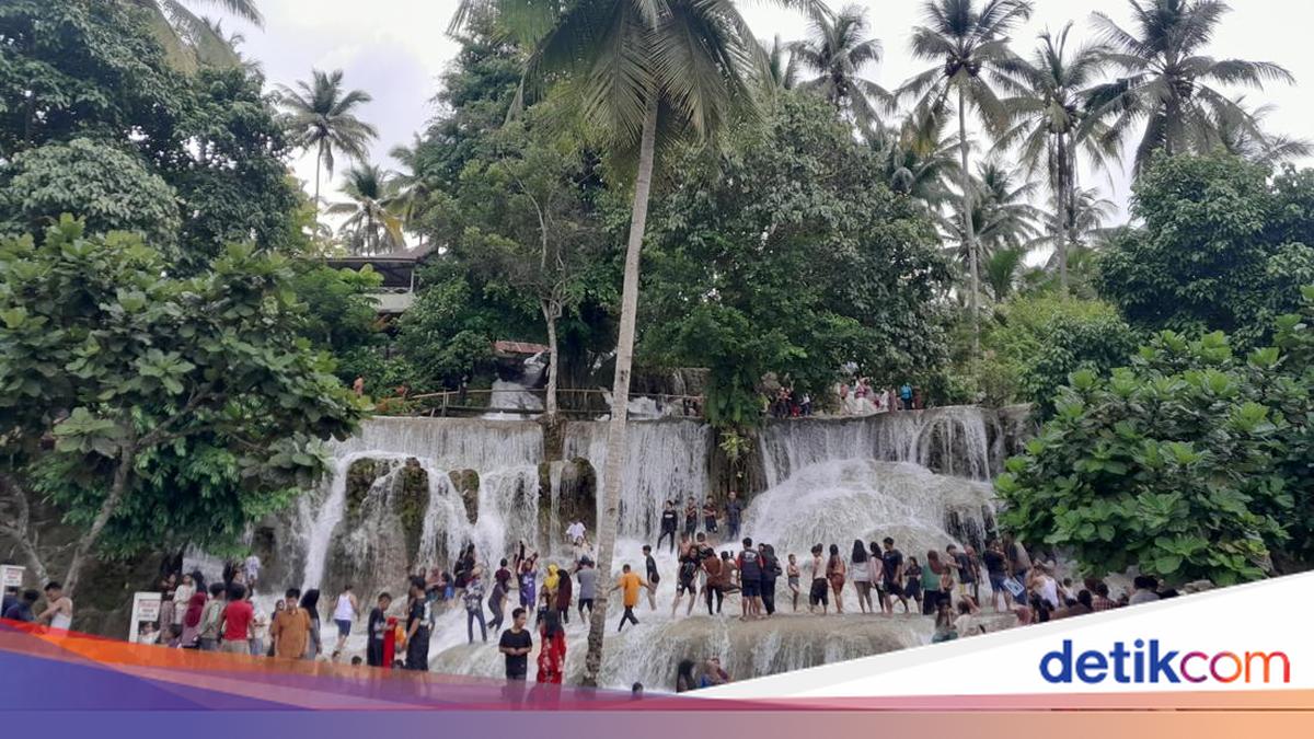 Wisata Aek Sijorni Tapsel Masih Ramai Pengunjung di Hari Pertama Kerja
