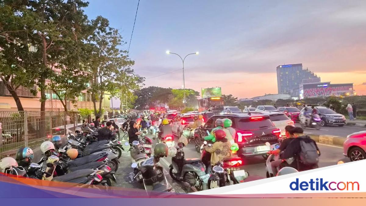 Jalan Metro Tanjung Bunga Makassar Macet Parah Malam Ini