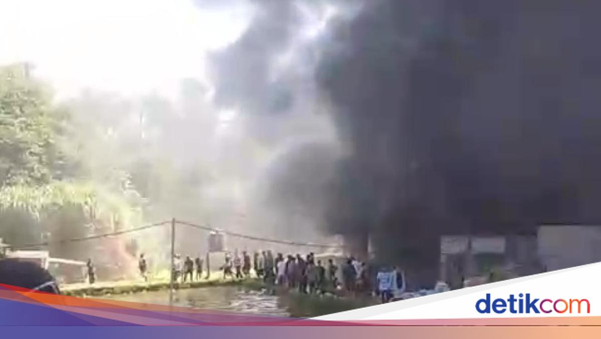 Kebakaran Pabrik Helm di Rumpin Bogor, Asap Hitam Mengepul