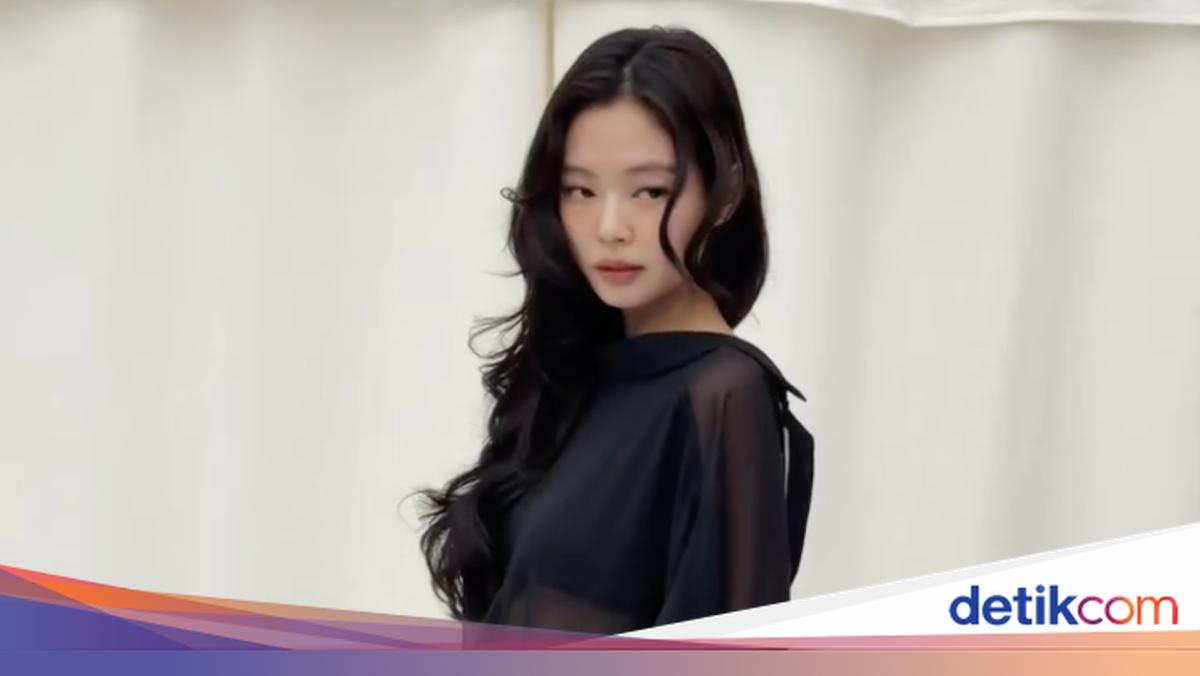 Jennie BLACKPINK Pakai Gaun Terbuka, Hidupkan Tren Underboob ala Jacquemus