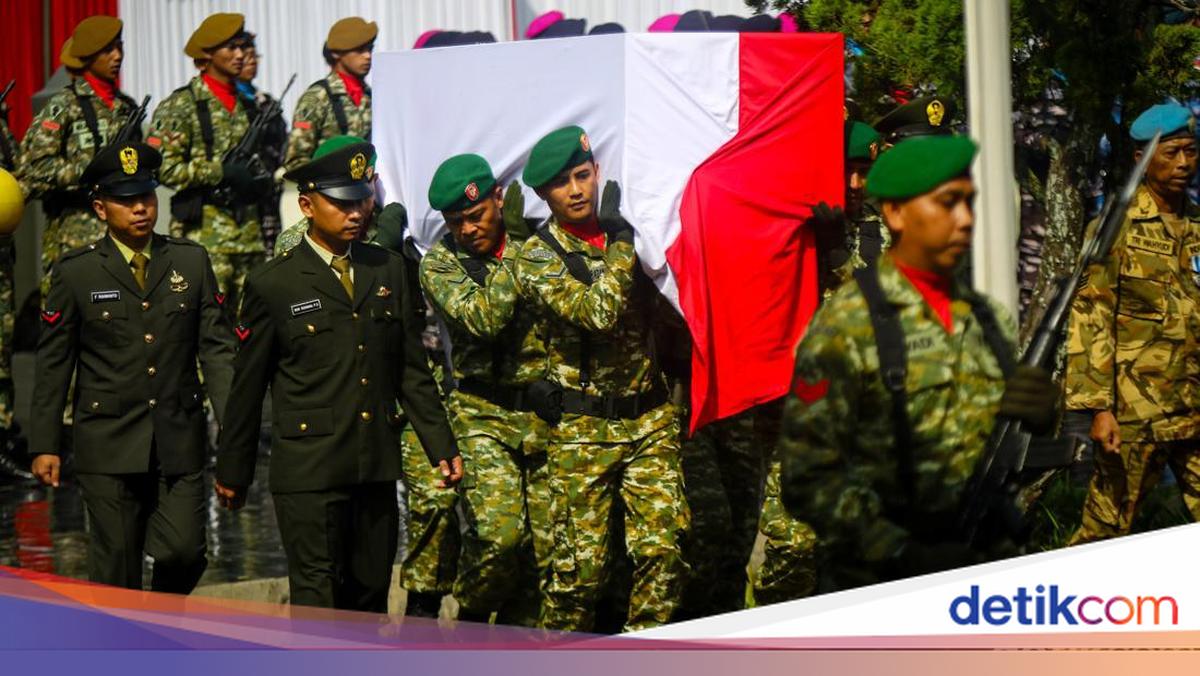Tembakan Salvo Iringi Pemakaman Kopda Farizal Korban Ledakan di Lebanon