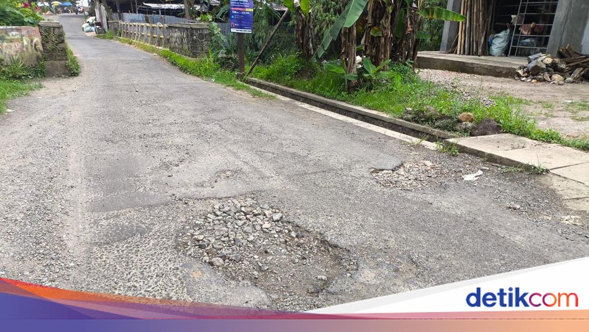 Jalan di Kuningan Memprihatinkan, Berlubang dan Picu Kecelakaan