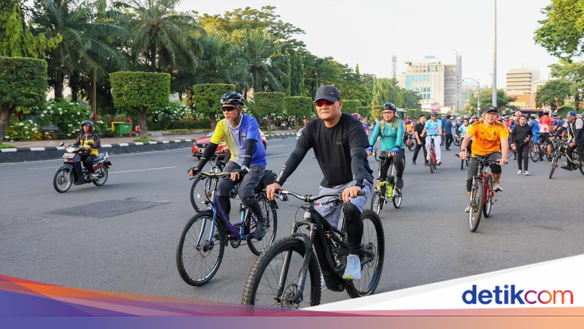 Hemat Energi, Gubernur Ahmad Luthfi Berangkat Kerja Naik Sepeda
