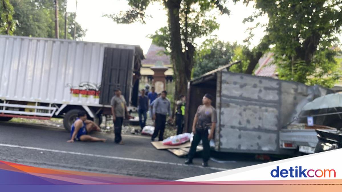 Truk Terguling Timpa Mobil Sayur di Turunan Abdulrahman Saleh Semarang