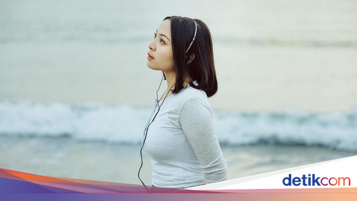 Bernadya Sampaikan Rindu Sepihak Lewat Rabun Jauh