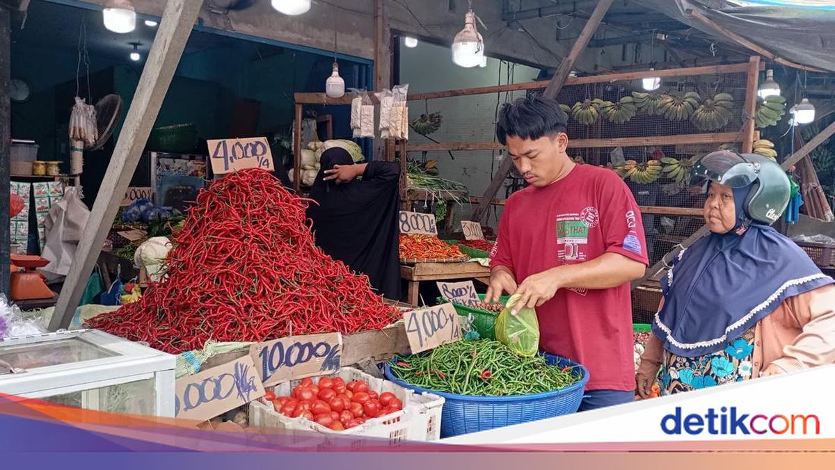Harga Cabai Merah-Bawang Stabil di Pasar Sukaramai Medan Hari Ini