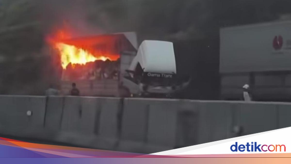 Truk Tronton Muatan Paket Shopee Terbakar di Tol Semarang