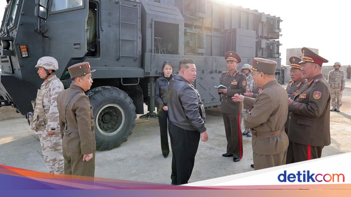 Kim Jong Un Pimpin Langsung Uji Rudal Baru Korea Utara