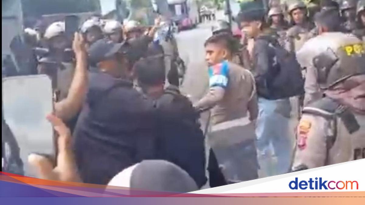 Diduga Provokator, Pria Bawa Flare-Bom Asap Ditangkap Massa Demo Kaltim