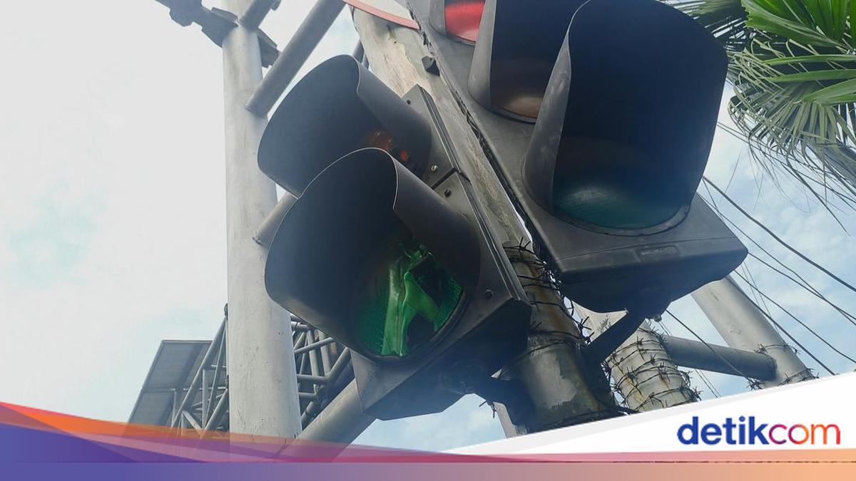 Viral Traffic Light KBS Leleh gegara Panasnya Surabaya, Benarkah?