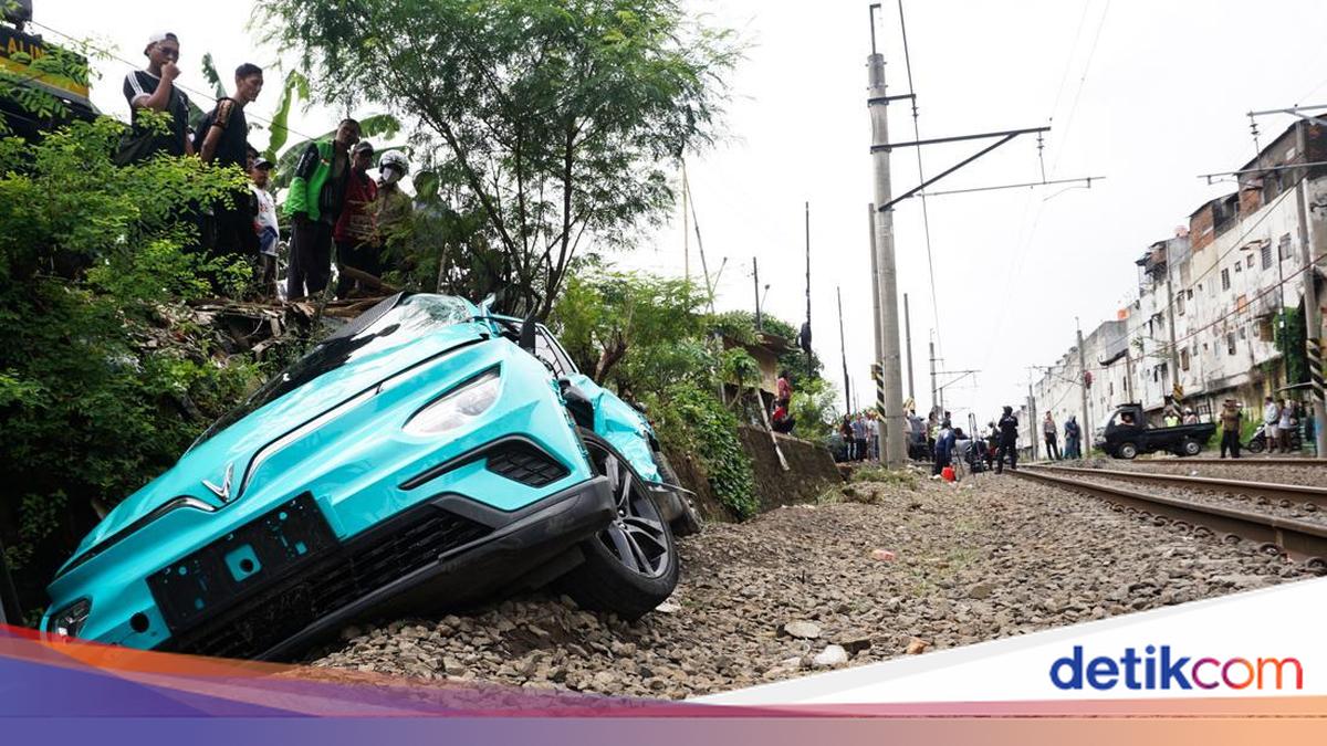 Cerita Sopir Sebelum Taksi Green SM Tertemper KRL: Mesin Mati-Pintu ...