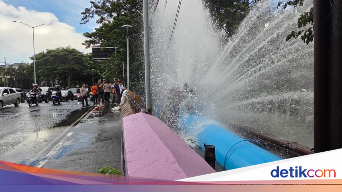Heboh Pipa PDAM Bocor di MERR Surabaya, Air Menyembur ke Jalan Raya