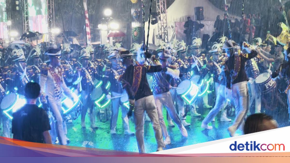 Diganggu Hujan Deras, Semarang Night Carnival Malam Ini Dibubarkan