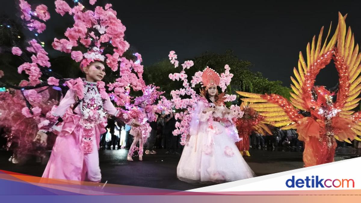 Peserta Semarang Night Carnival Akhirnya Tampil di Simpang Lima
