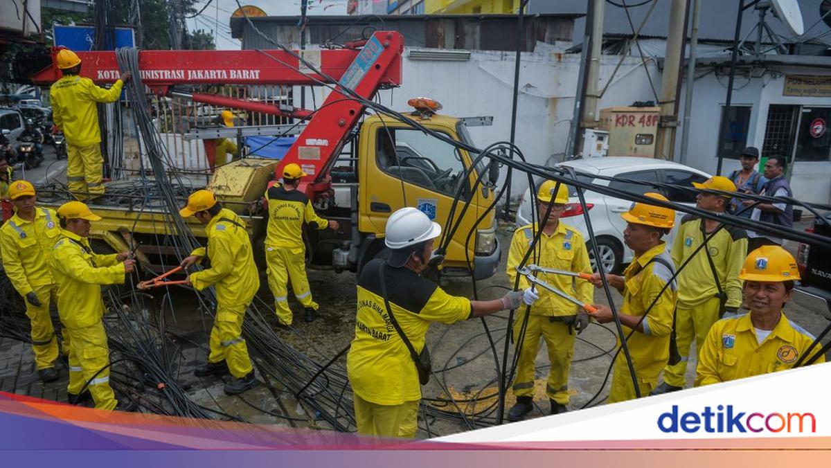 Kabel Bergelantungan Dirapikan, Wajah Jakbar Kini Makin Rapi