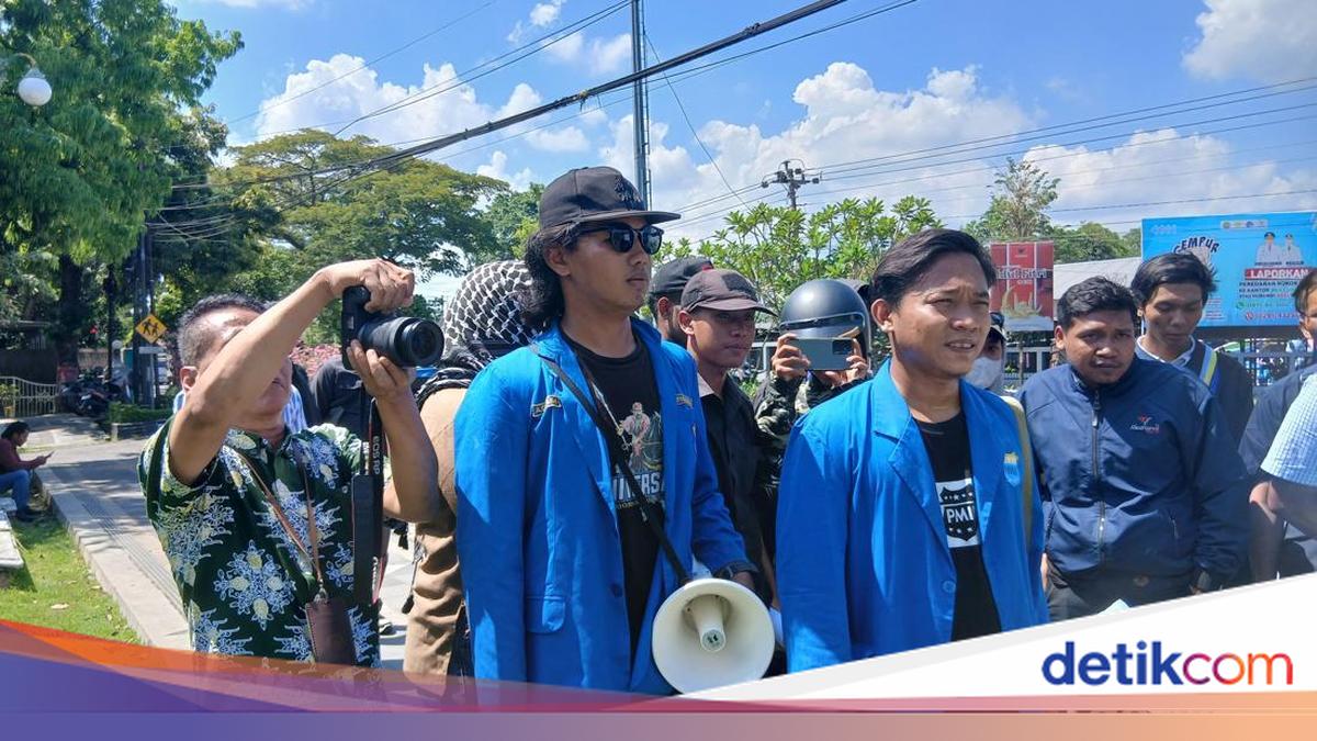 Mahasiswa Blora Demo Tuntut 2 Kepala Puskesmas Selingkuh Dicopot