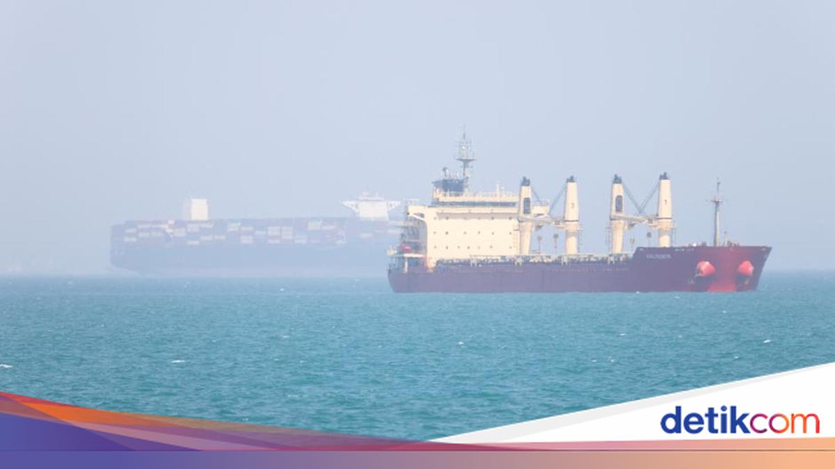 Trump Setop Sementara Project Freedom, Harga Minyak Turun