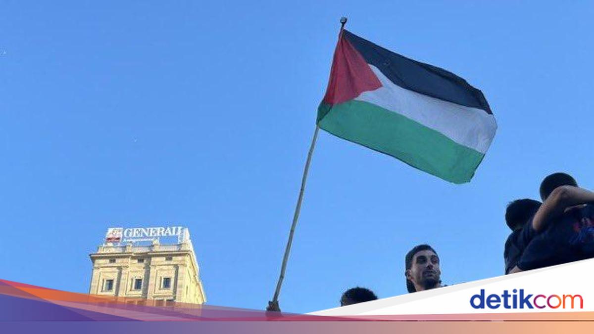 Yamal Tuai Pujian Usai Kibarkan Bendera Palestina di Parade Juara Barca