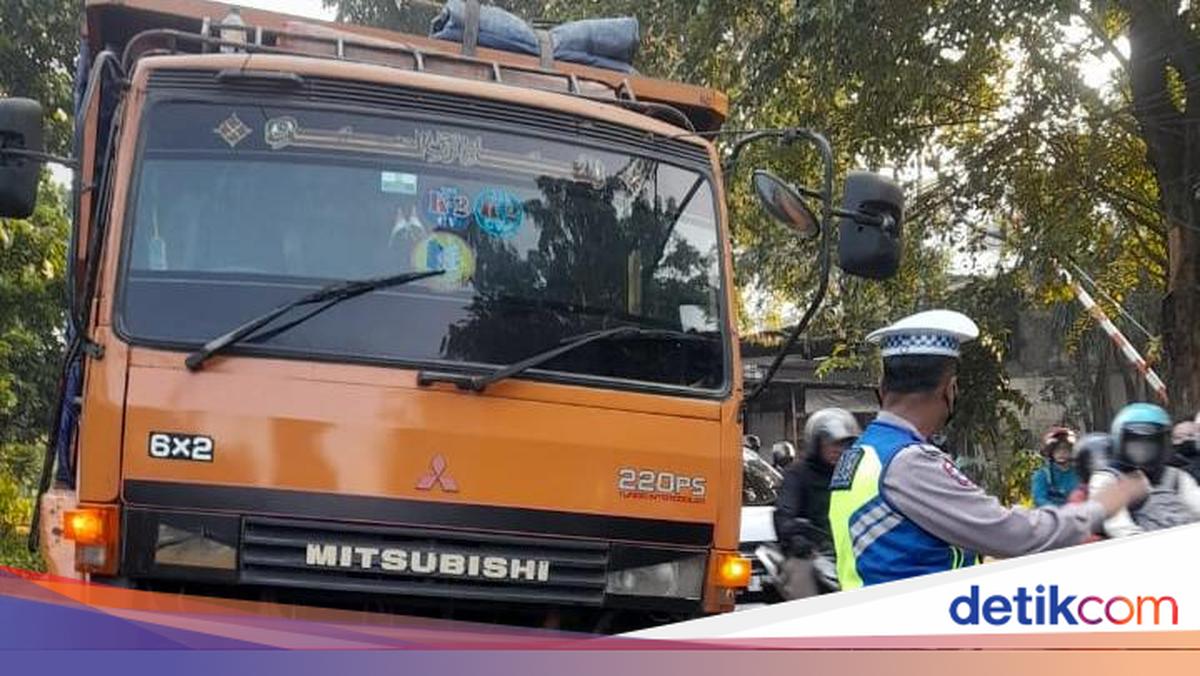 Truk Gangguan di Cengkareng Jakbar, Lalin Macet