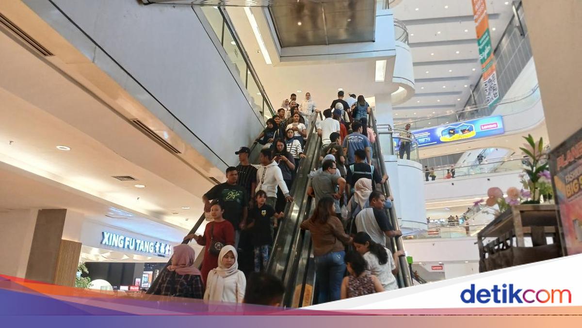 Warga Medan Serbu Mal saat Libur Hari Kenaikan Yesus Kristus