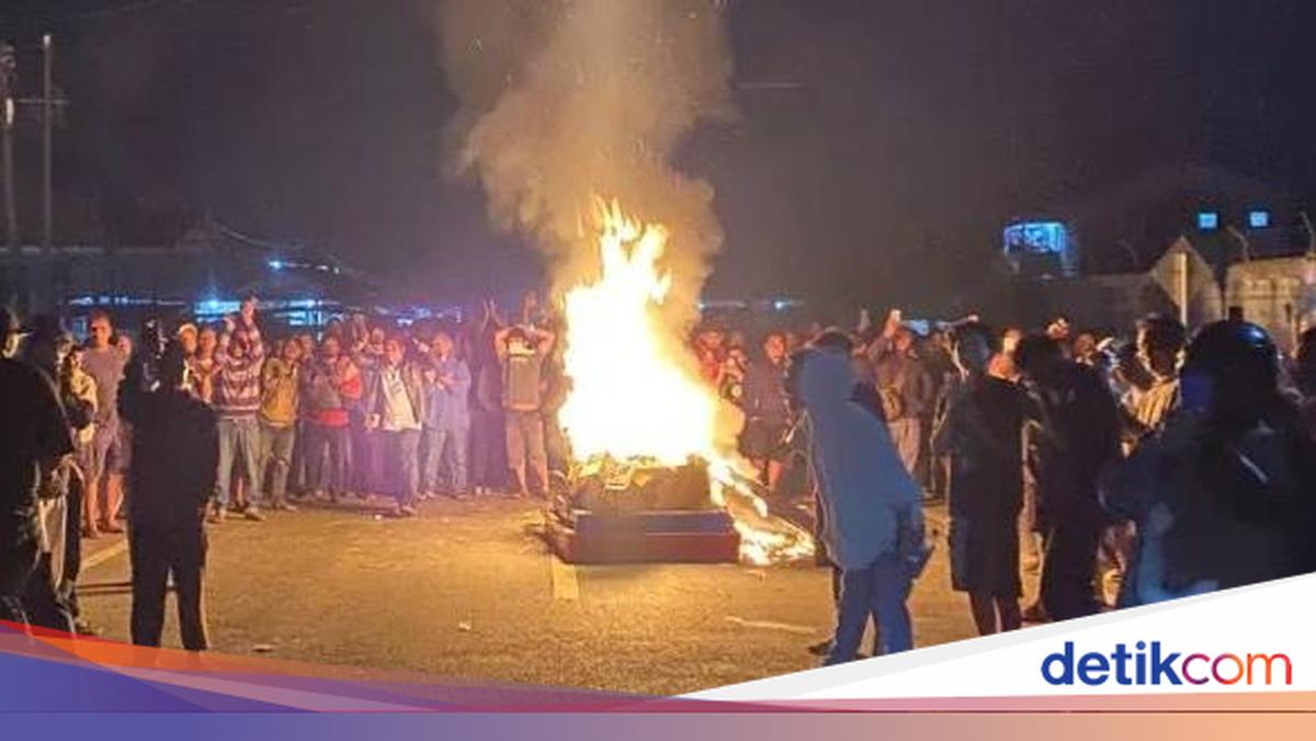 Viral Warga Dobrak Rumah-Bakar Mesin Judi di Karo, Jalan Diblokade