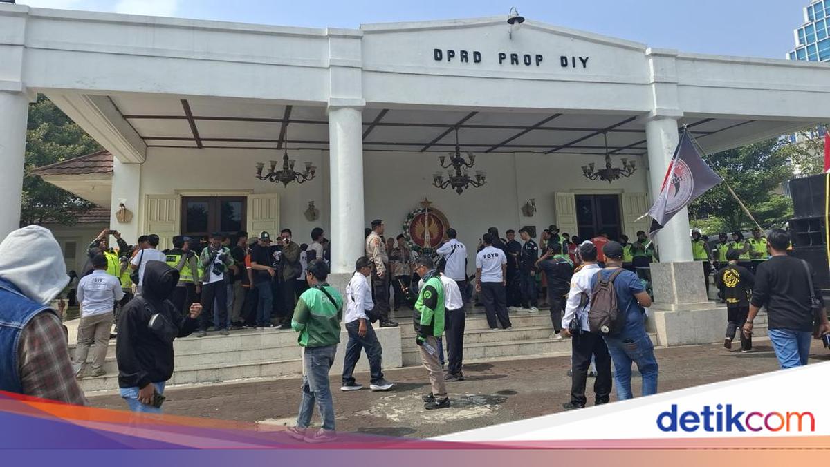 Massa Demo Ojol Geruduk DPRD DIY, Desak Kenaikan Tarif
