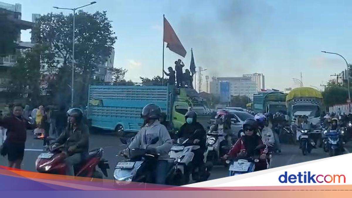 Jalan AP Pettarani Makassar Macet Parah Sore Ini Imbas Demo Mahasiswa
