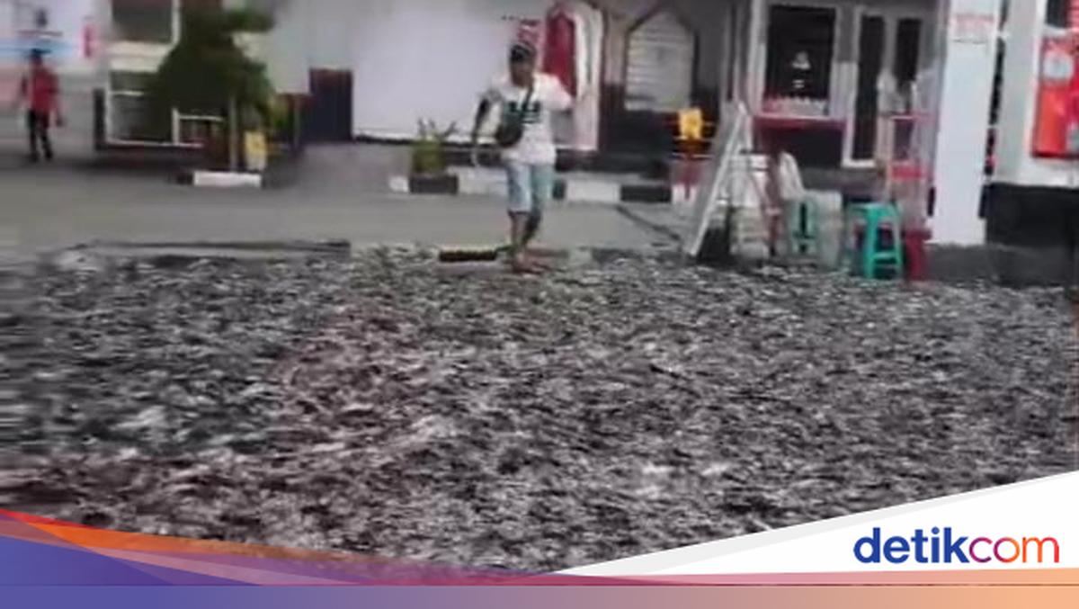 SPBU di Klaten Jadi 'Kolam Lele' Usai Muatan Truk Tumpah