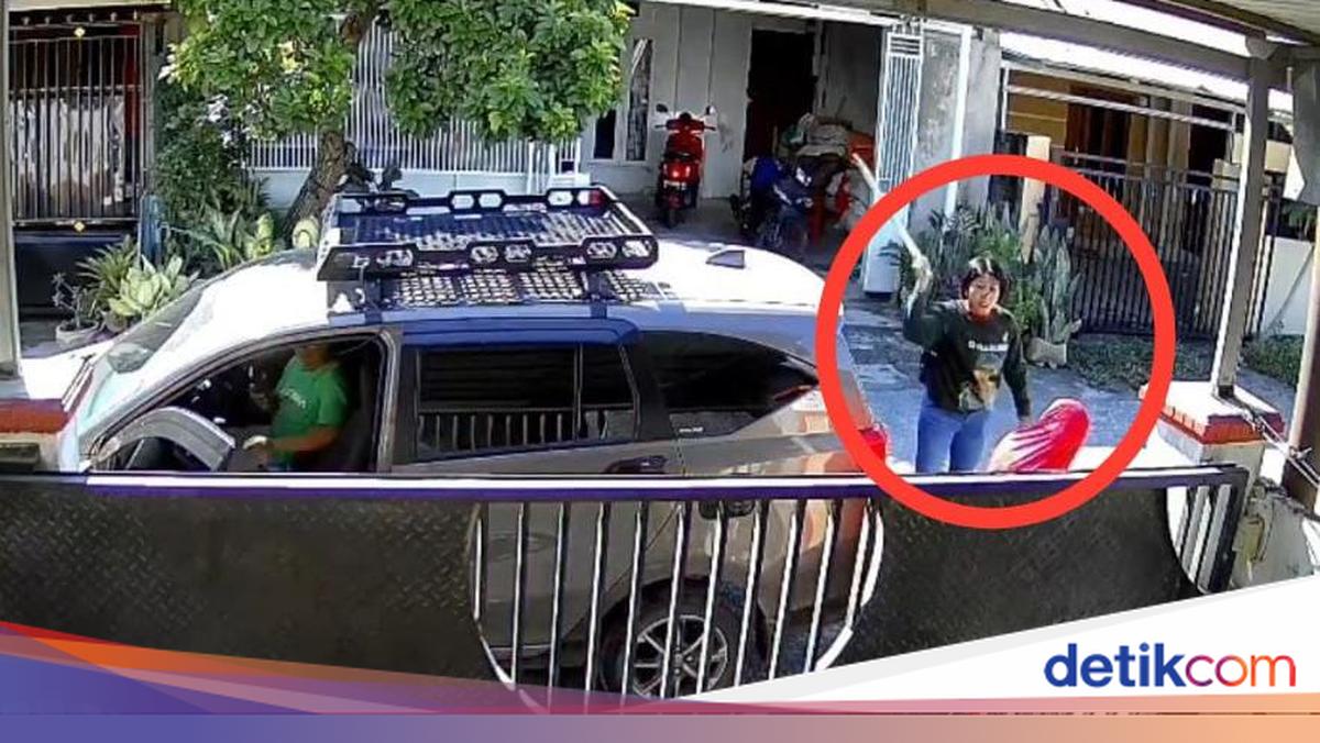 Detik-detik Eks Polwan di Sigi Aniaya Tetangga Pakai Kayu Depan Rumah