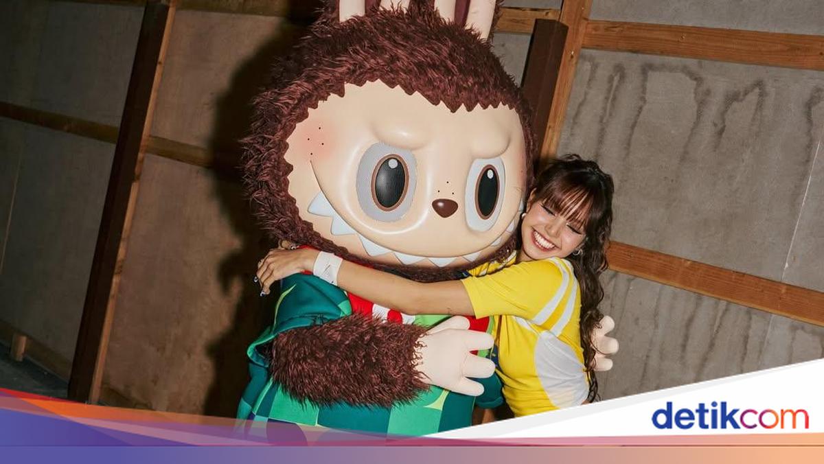 Lisa BLACKPINK dan Labubu di MV Soundtrack Piala Dunia 2026