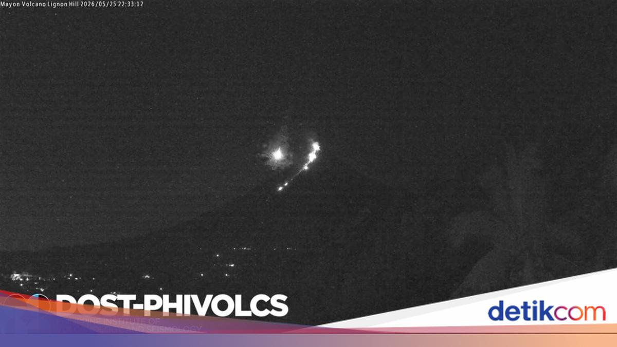 Momen Fenomenal Meteor Melintas Dekat Gunung Erupsi di Filipina